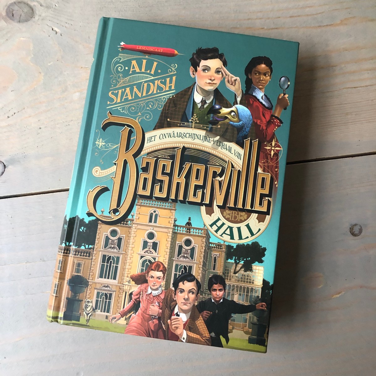 Het onwaarschijnlijke verhaal van Baskerville Hall – Ali Standish ...